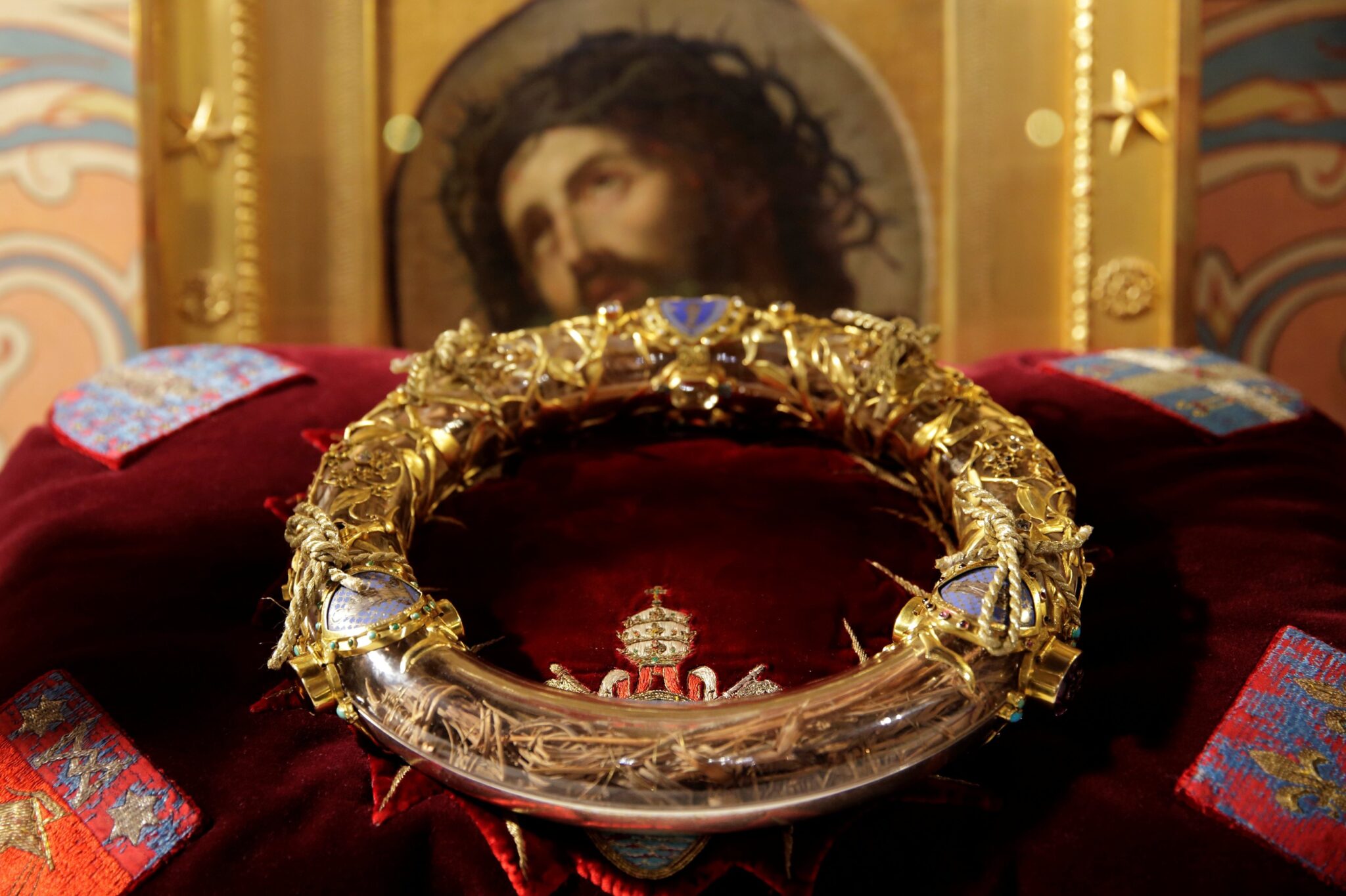 Jesus' crown of thorns returns to Notre Dame Cathedral - Roman Catholic ...